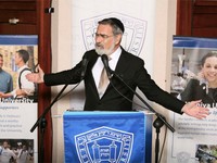 800 Students Learn About Leadership from UK Chief Rabbi Sir Jonathan ...