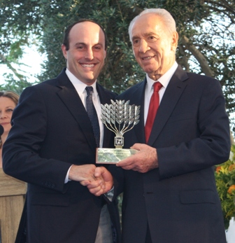 Joseph Gitler ’92YUHS, ’96YC Helps Stave Off Hunger and Repair the World